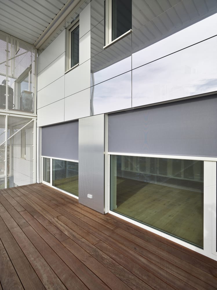 Wohnturm mit Patchwork-Fassade - sicht & sonnenschutz