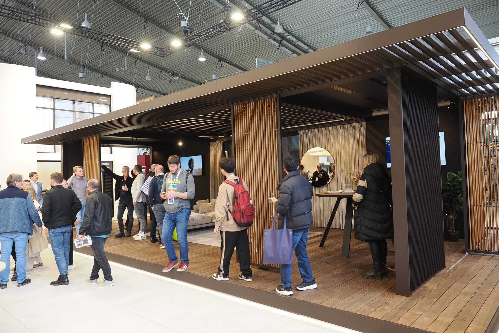 Renson mit Terrassenüberdachung Amani auf der R+T - sicht & sonnenschutz